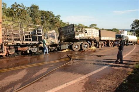 Carretas Batem De Frente E Pegam Fogo Na Mt Mulher Morre