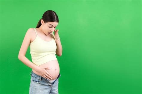 Mujer Embarazada En Jeans Sin Cremallera Que Muestra Su Abdomen Desnudo