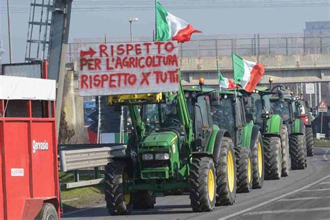 Protesta Dei Trattori A Roma Balle Di Fieno Incendiate Sulla Nomentana