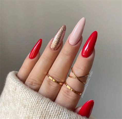 Unhas nails almond esmalte vermelho brilho dourado anéis
