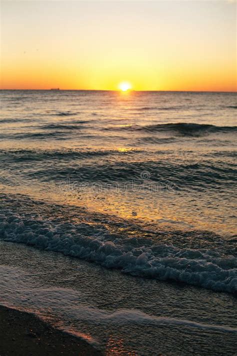 Primer Hermoso De La Espuma De Las Ondas Del Mar Y Cielo Rojo Con El