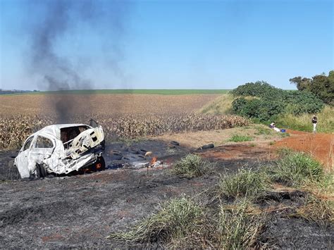 Motorista fica ferido após carro capotar e pegar fogo na BR 369 Oeste