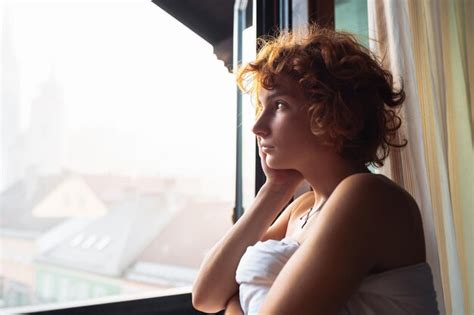 Portrait D une Jeune Femme Qui Se Réveille Tôt Le Matin Photo Premium