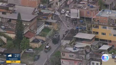 Polícia Rodoviária e PM fazem operação na Vila Cruzeiro Bom Dia Rio G1
