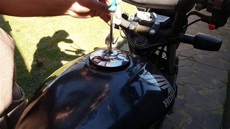 ABRIR A TAMPA DO TANQUE DA MOTO SEM CHAVE QUALQUER MOTO YouTube