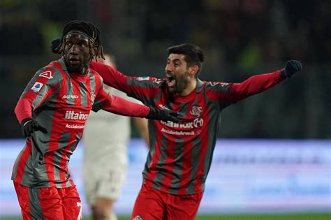 Lucarne Définition dans le Lexique du Foot SO FOOT