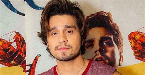 Luan Santana posa sem camisa e é elogiado na web
