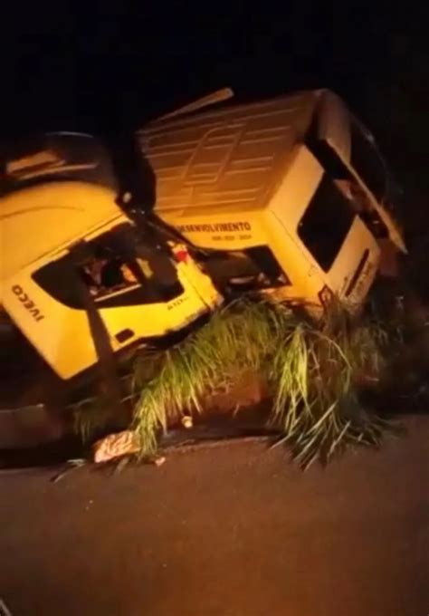 Acidente entre van da saúde e caminhão deixa 12 mortos perto de