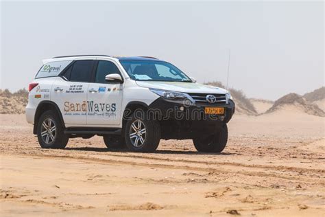Turistas Em Uma Viagem Ao Deserto Do Parque Nacional Naukluft De Namib