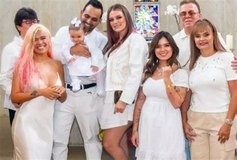 Karol G recibe duras críticas por su look en bautizo de su sobrina