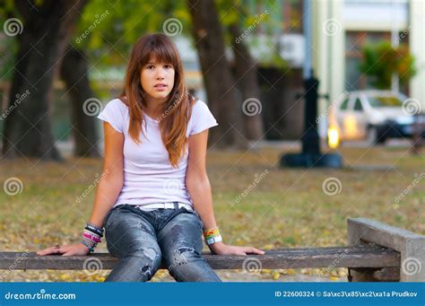 Jolie Adolescente Sasseyant Sur Le Banc Photo Stock Image Du Courroie Vert 22600324