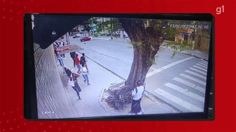 V Deo Imagens De Uma C Mera De Seguran A Mostram O Momento Do Acidente