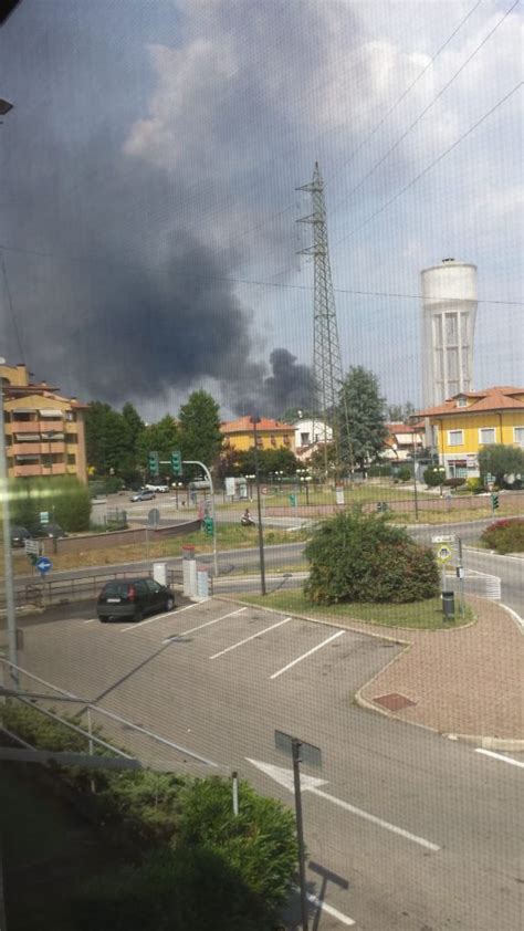 Incendio A Cesano Maderno Maxi Colonna Di Fumo Visibile Da Saronno