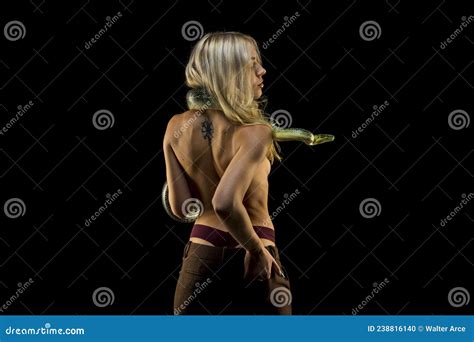 Una Hermosa Modelo Rubia Posa Topless Con Una Serpiente Boa En Un