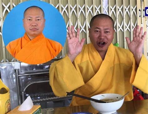 Danh tính người đàn ông đầu trọc mặc áo sư thầy đi vào quán nhậu là ai