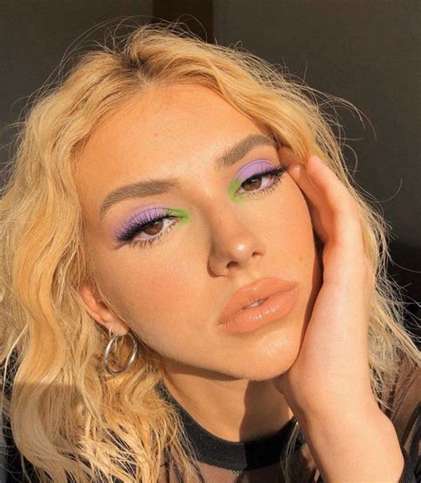 La Femme Dans Lart On Twitter Burgundy Eye Makeup Makeup Eye Looks