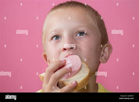 Petit garçon en train de manger un sandwich Banque de photographies et