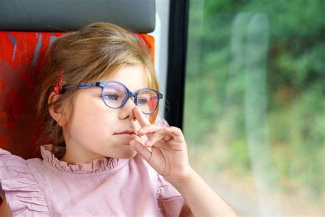 Cuándo pueden viajar los niños solos en avión tren barco o bus