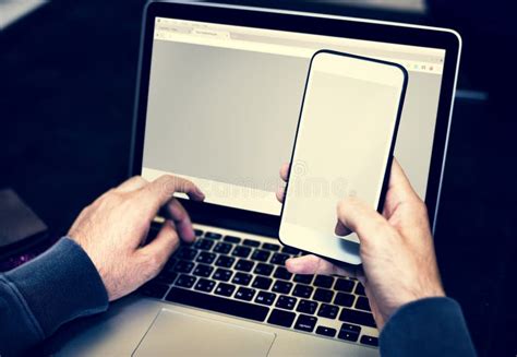 Primer De Las Manos Que Sostienen El Teléfono Móvil Foto de archivo