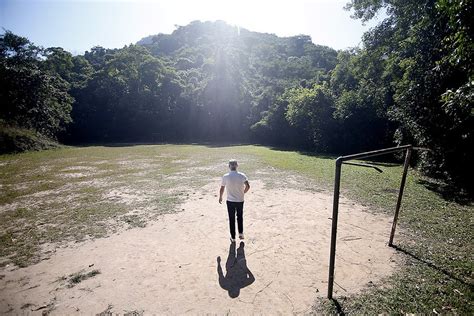 Técnico do Botafogo Luís Castro visita campo de pelada onde Garrincha