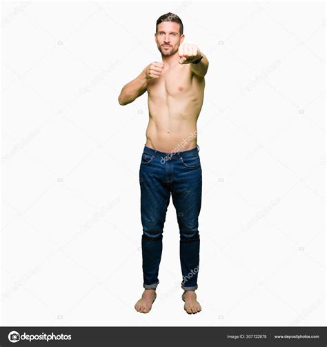 Beau Homme Torse Montrant Poitrine Nue Poing Frappe Pour Battre Image