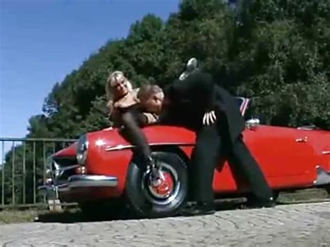 Une belle blonde qui baise en extérieur Pornodrome tv