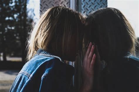 Comment Savoir Si Une Fille Timide Vous Aime 17 Signes Que Vous Lui Plaisez