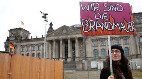 Berliner Tageszeitung Decenas De Miles De Personas Se Manifiestan En