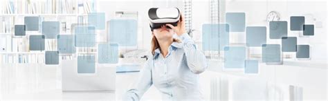 Tragende Gläser Der Virtuellen Realität Der Frau Im Büro Hand T