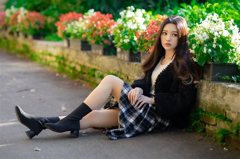 Fonds D Ecran Asiatique S Asseyant Jambe Collants Jupe Manteau De