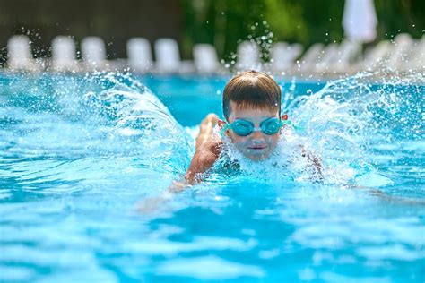 Piscine bebe age à quel âge emmener votre enfant à la piscine