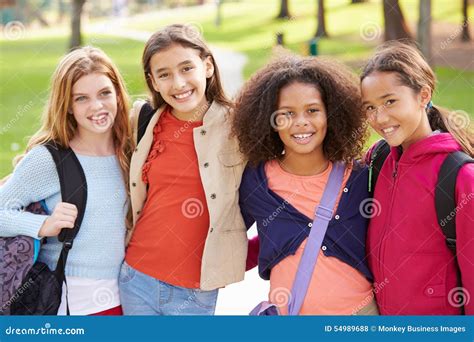 Groupe De Jeunes Filles Traînant En Parc Ensemble Photo stock Image