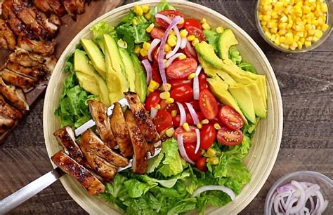 Salade de poulet à la moutarde au miel à l avocat et au bacon Un