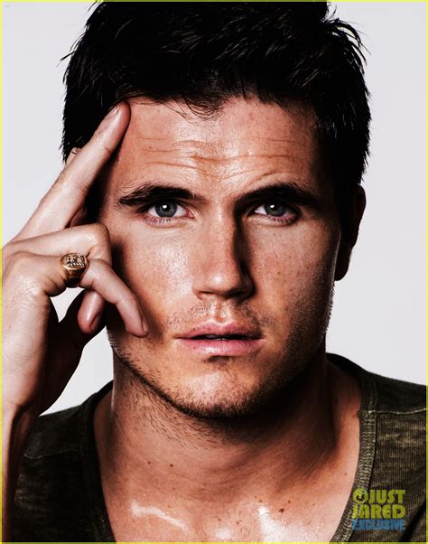 The DUFF S Robbie Amell Talks Stripper Surprises Exclusive Photos