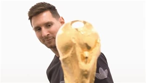 Messi se reencontró con la Copa del Mundo y la piropeó 442