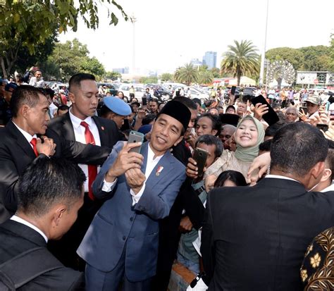 Presiden Jokowi Sapa Warga Yang Memadati Silang Monas Sekretariat Negara
