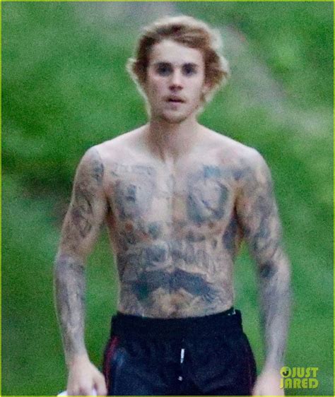 Justin Bieber Goes Shirtless For His Neighborhood Stroll Photo 4056122
