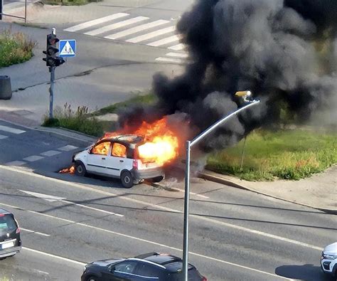 Na rondzie Inwalidów spłonął samochód Kłęby dymu widać było z daleka
