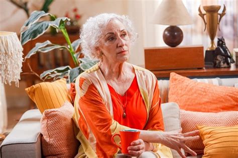 Nos resumos de A infância de Romeu e Julieta saiba quem é a loira