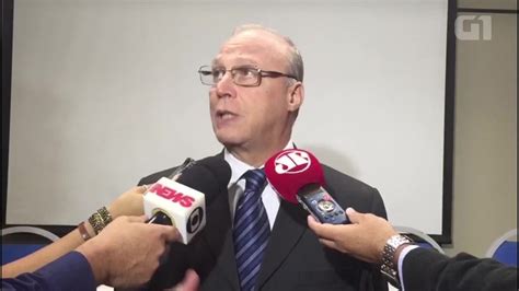 Setor de serviços cresce 0 7 em fevereiro mas recua 5 em 12 meses