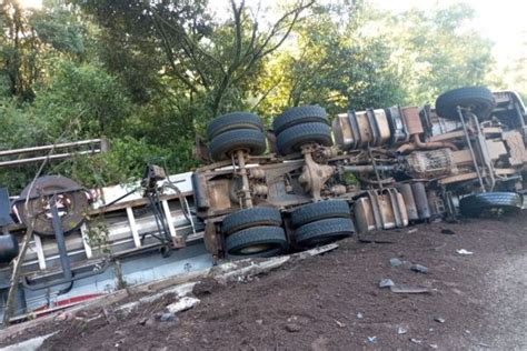 Condutor fica preso às ferragens após caminhão tombar na SC 155 em