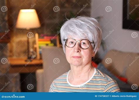 Mulher Idosa Elegante Corte De Cabelo Curto Imagem De Stock
