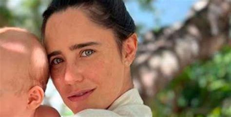 Filho de Fernanda Vasconcellos rouba a cena em foto a mãe O Segredo