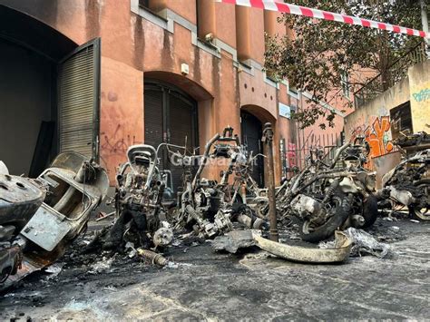 Rogo Di Scooter In Stradone Sant Agostino Il Meccanico Voleva Bruciare
