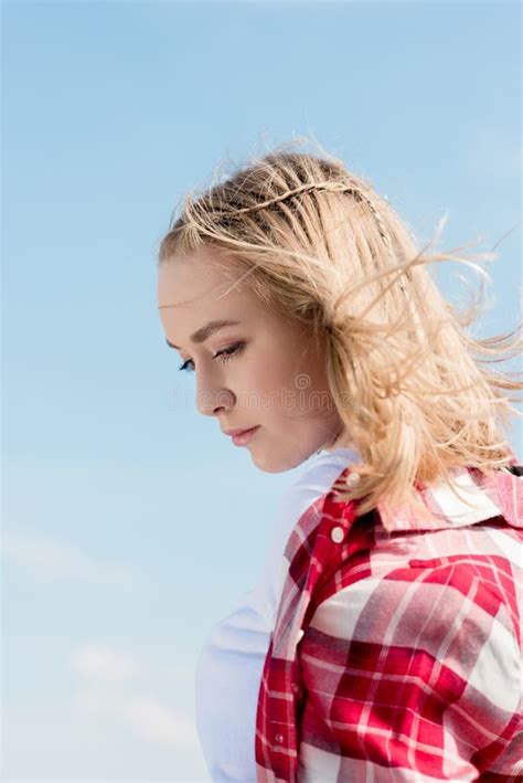Muchacha Adolescente Pensativa Con El Pelo Que Agita En El Viento