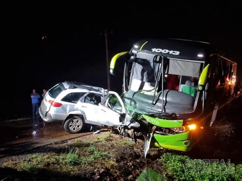 Batida frontal entre carro e ônibus deixa um morto entre Palotina e