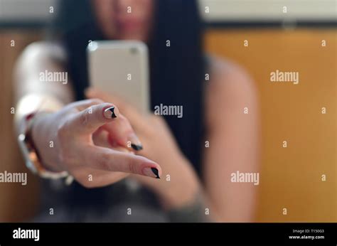 Die Brünette Mädchen Nimmt Bilder Von Zwei Fingern Stück Symbol Auf Einen Modernen Touch