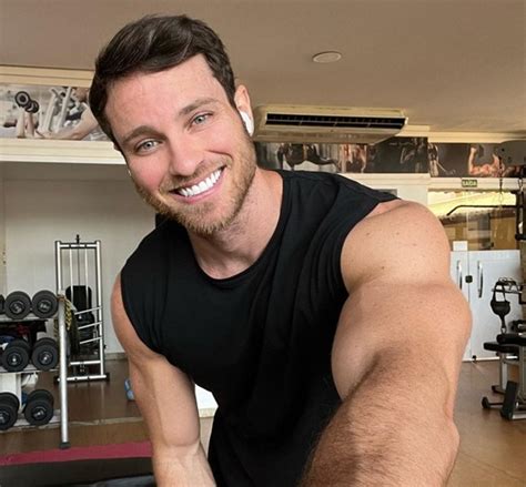 Ex BBB Lucas Bissoli afirma que José Loreto dá em cima de sua namorada