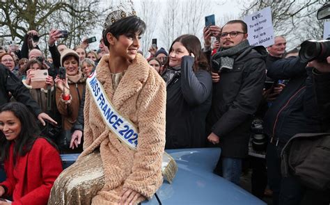 Miss France bain de foule et parade pour Ève Gilles de retour dans