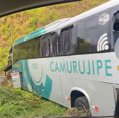 Ônibus cai em ribanceira e deixa feridos na Bahia Hora do Bico Hora